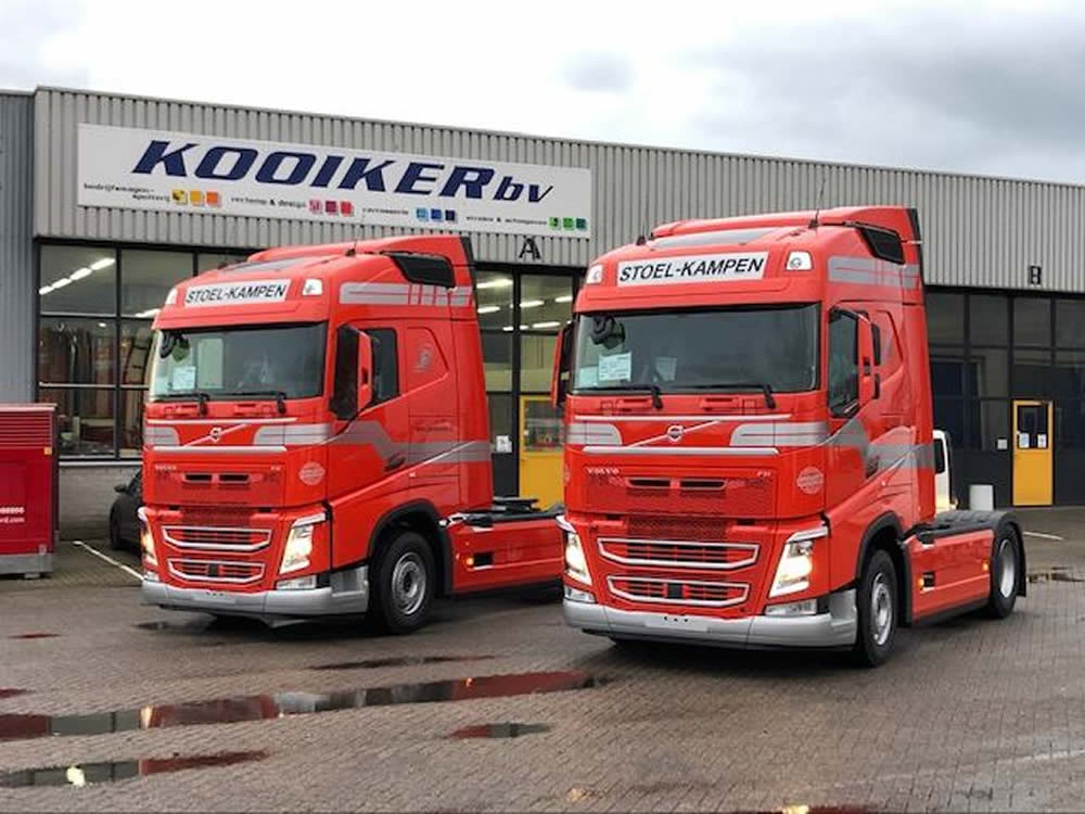 Twee nieuwe volvo's gespoten, inclusief reclame - Barbatruck